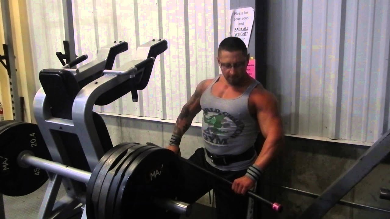 Bar shoulder presses on squat machine - YouTube