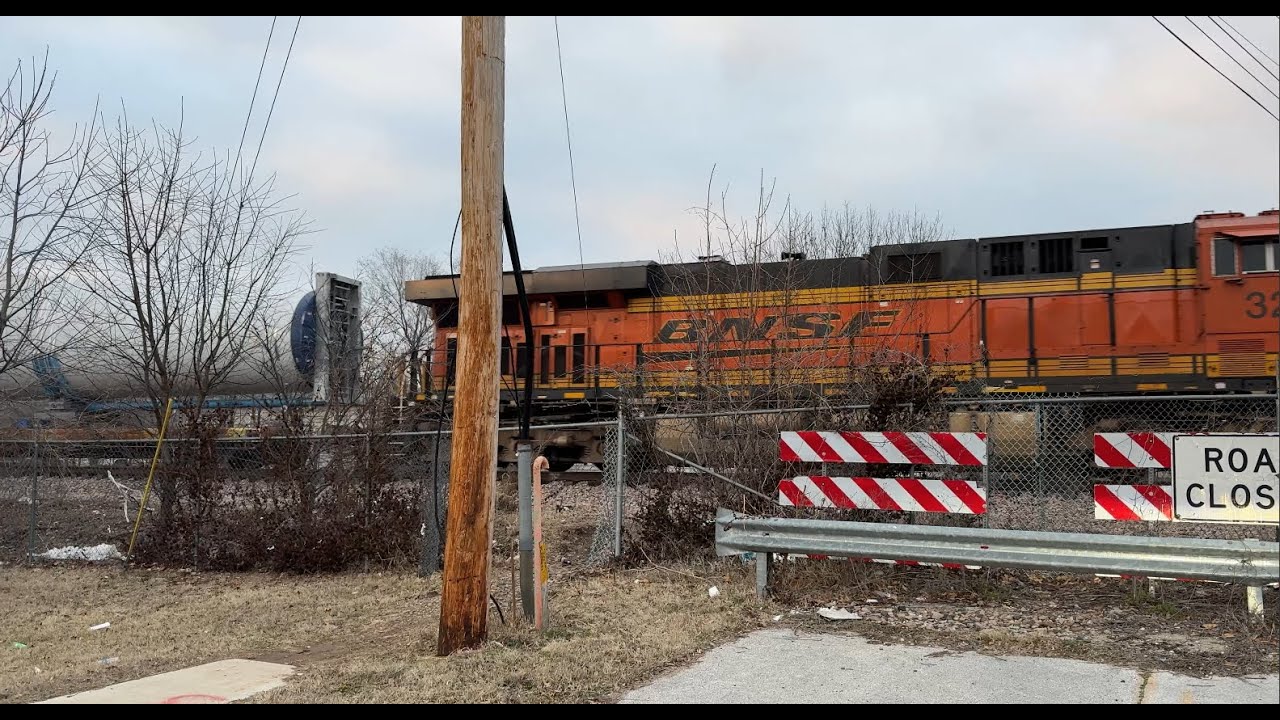 BNSF Hauling Windmill Blades thru Springfield, MO! - YouTube
