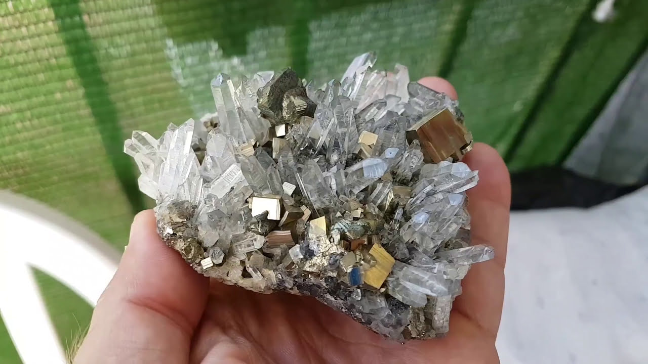 CUARZO + PIRITA + CALCOPIRITA.(Quartz+Pyrite+Chalcopyrite) - YouTube