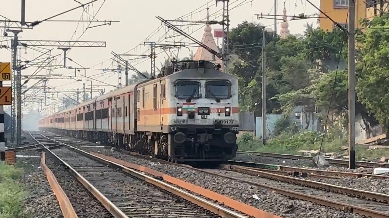 Dangerous WAP7 Poorva+Rajdhani+Saraighat attacks Dankuni Junction at ...