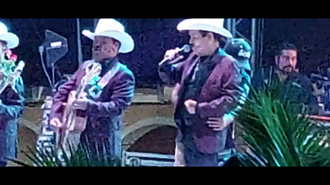 Cardenales de Nuevo León, Don Chayo se para de la silla!! - YouTube