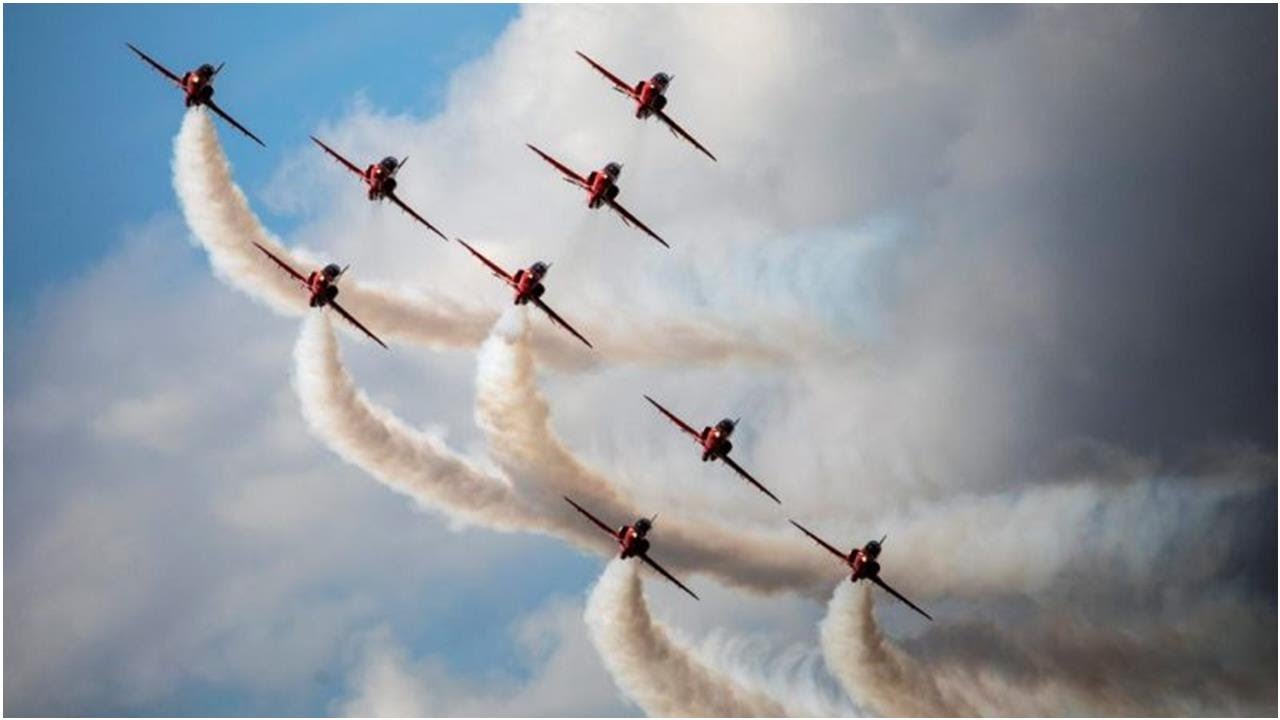 Red Arrows: The World's Greatest Aerobatic Display Team - YouTube