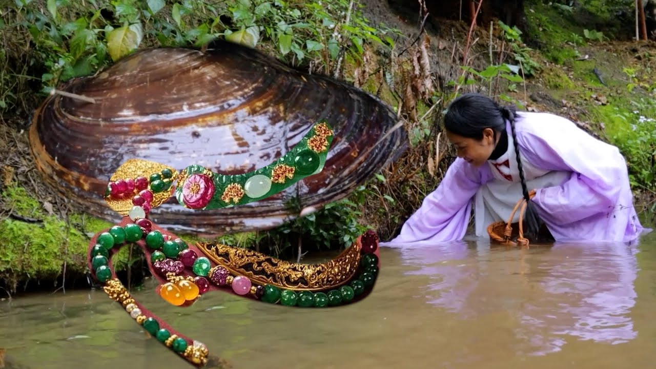 Giant pearl clam, girl discovers sparkling treasure in clam shell in ...