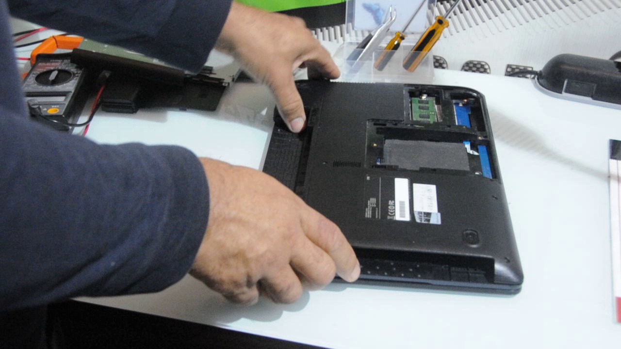 ABRINDO UM NOTEBOOK SAMSUNG 275E CORRETAMENTE PARTE2 - YouTube