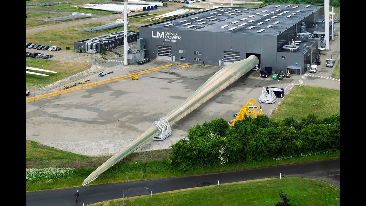 LM Wind Power 88.4 P: The world's longest wind turbine blade - YouTube