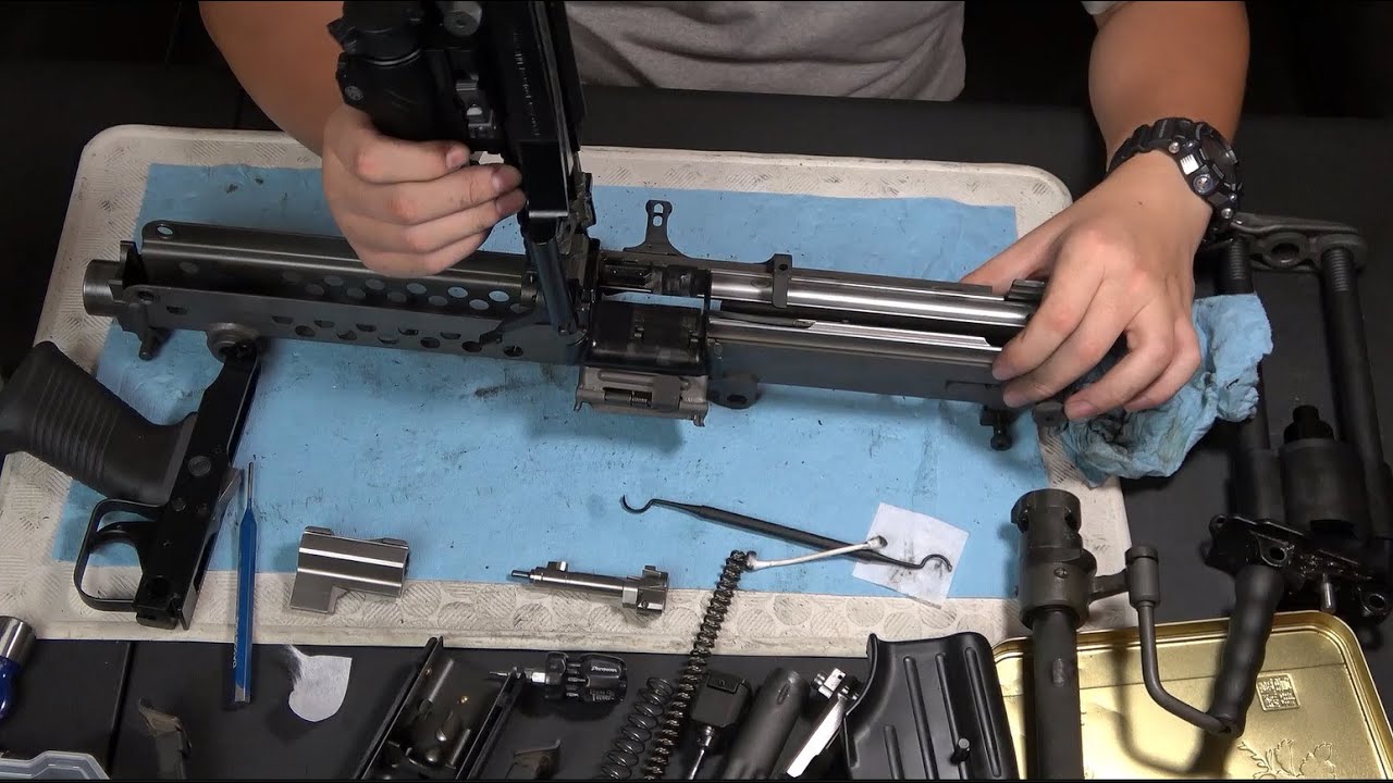 【机枪系列】M249轻机枪深度拆解维护演示 M249 LMG Detail Cleaning - YouTube