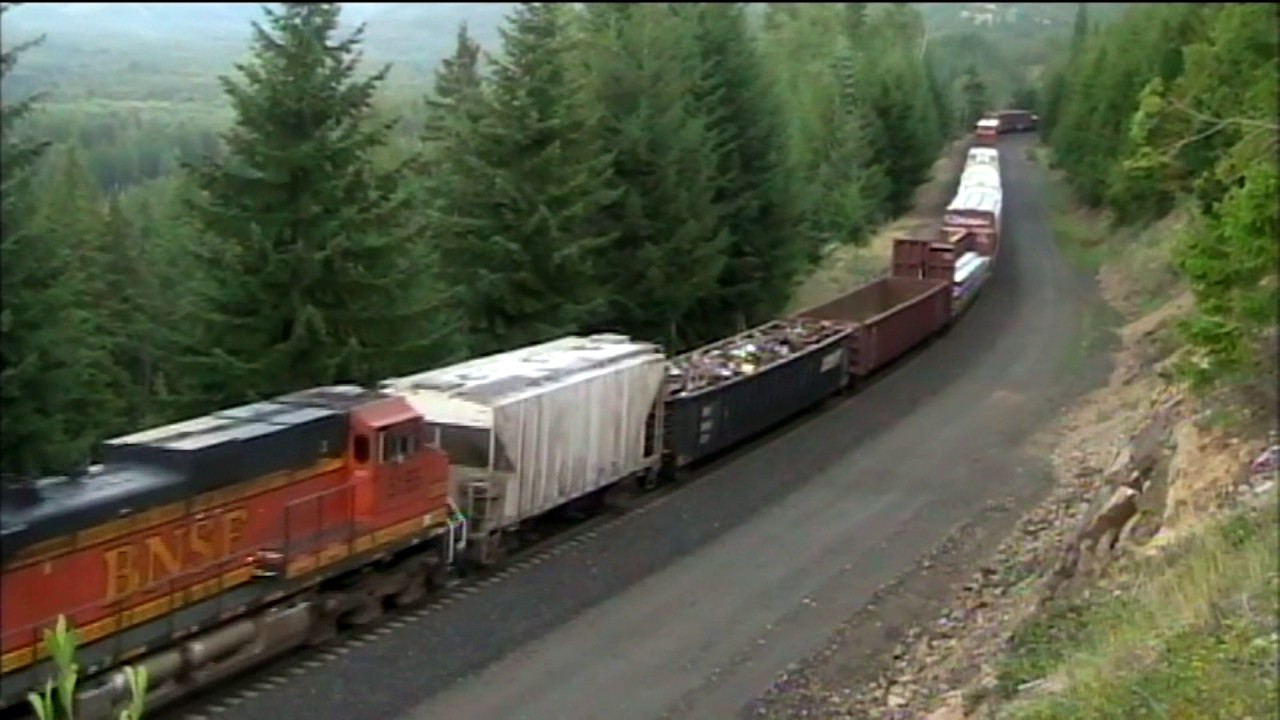 BNSF freight train climbs Stampede pass with two dead MRL GP9's 2008 ...