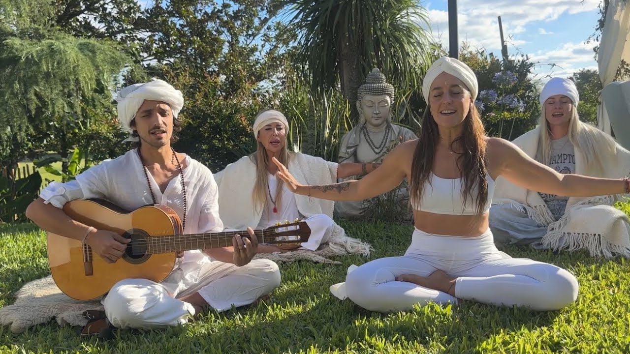 Sat Kartar Kundalini Yoga - YouTube