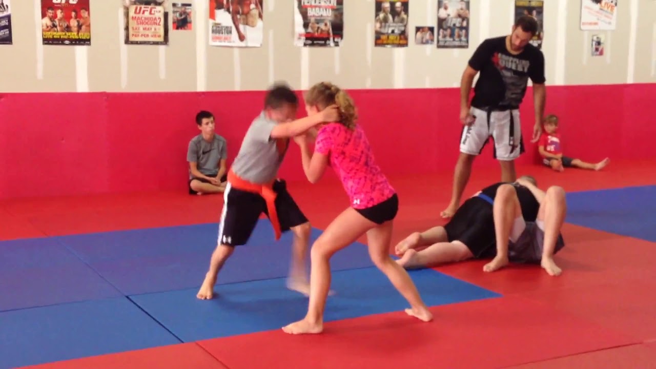 Boy vs girl BJJ sparring - YouTube