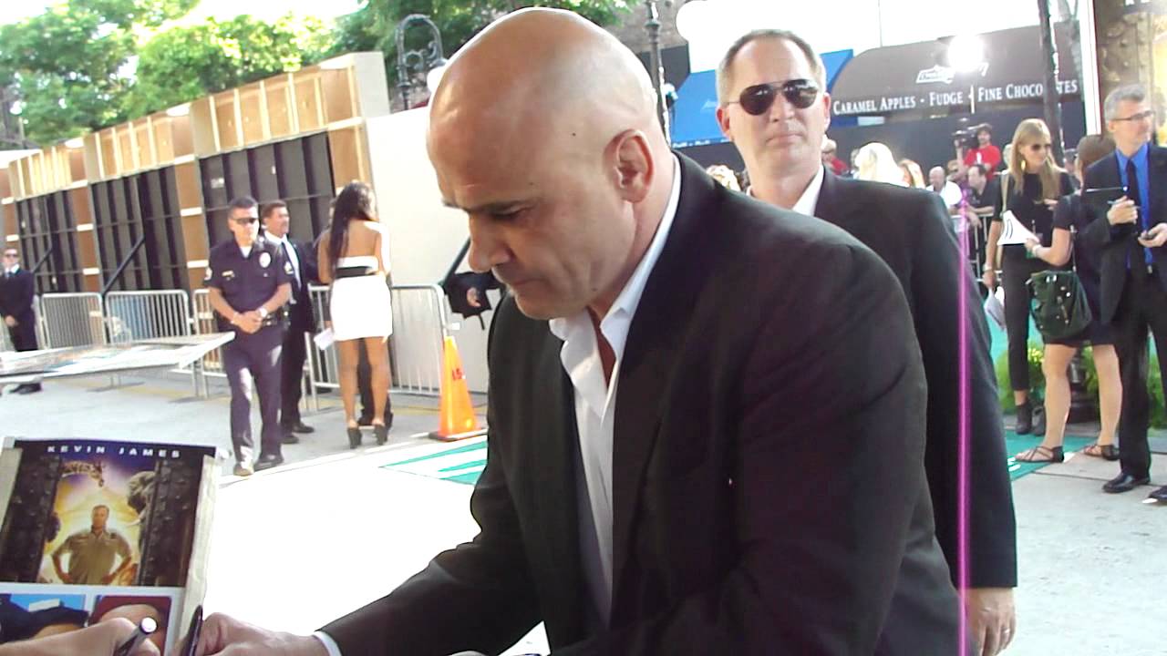 Bas Rutten signs autographs for fans at the zookeeper premiere - YouTube