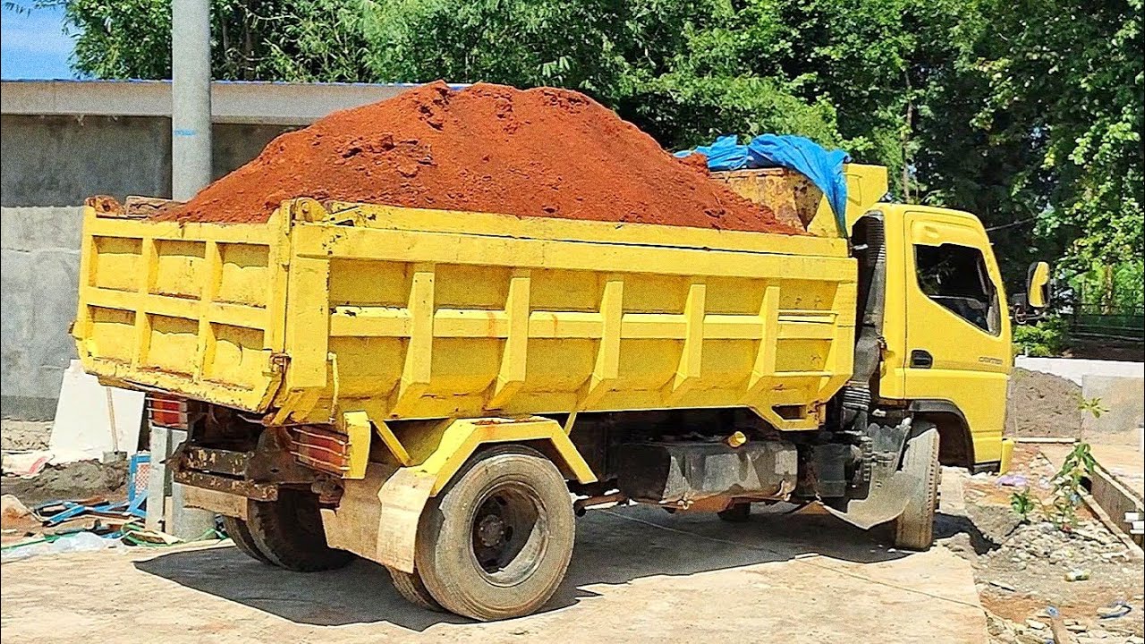 Dump Truk Tanah Mitsubishi CANTER Jomplang Muatan Tanah Merah - YouTube