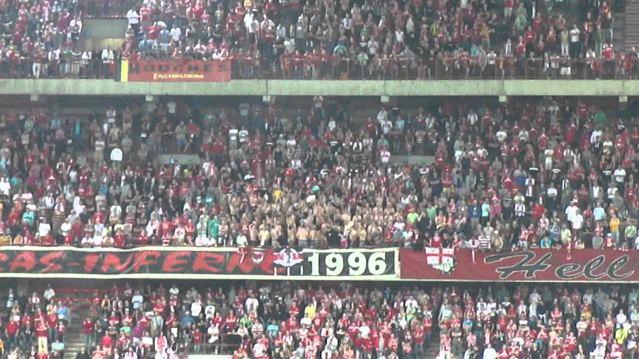 Ultras Inferno 1996 van Standard gooien leuk met shirtjes - YouTube