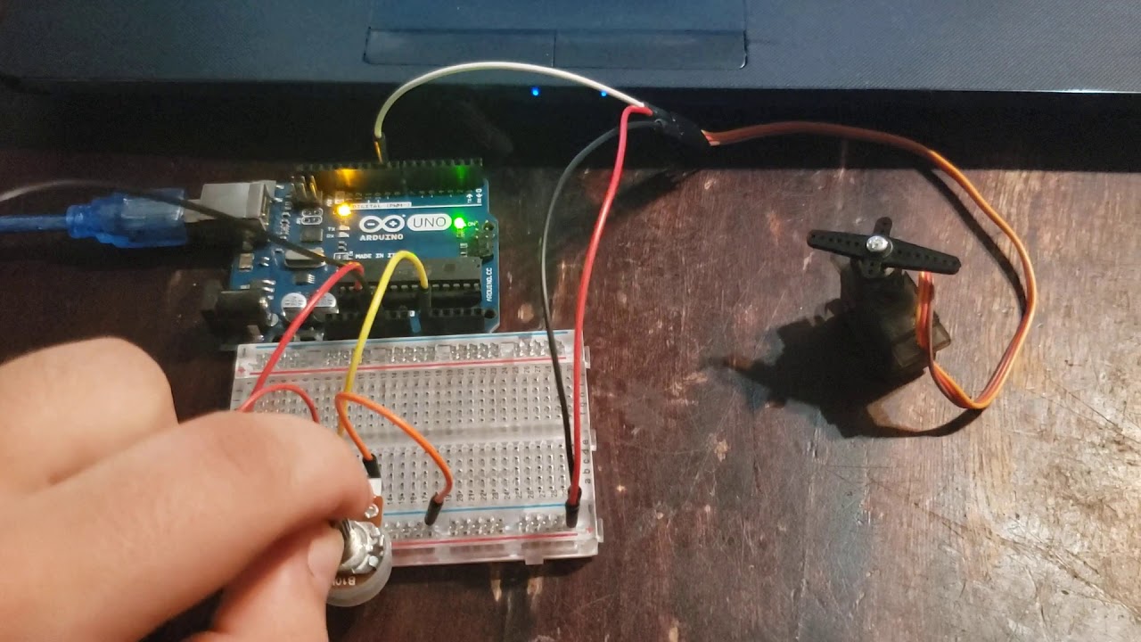 Funcionamiento de servomotor controlado con potenciómetro - YouTube