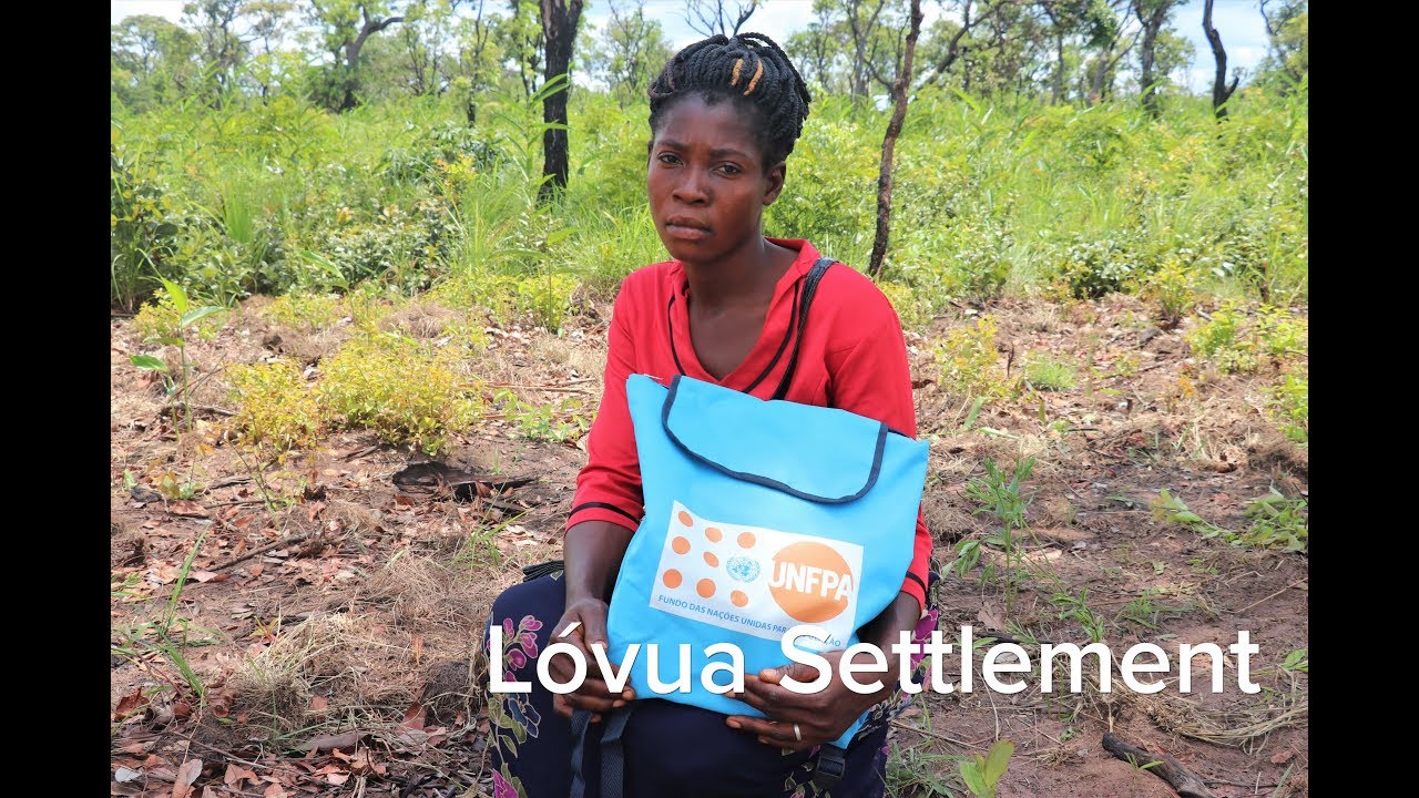 UNFPA dignity kit distribution in Lóvua (Legendas em Português) - YouTube