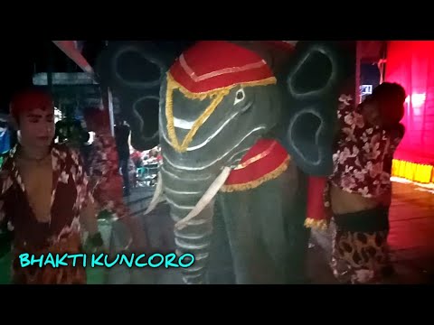 Ternyata begini persiapan kostum gajah sebelum pentas dibelakang geber ...
