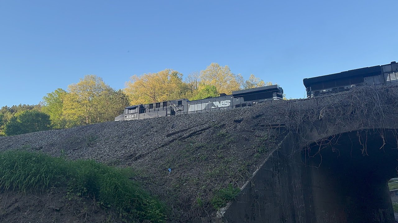 Train headed northbound in oakdale Tennessee with one engine on the ...
