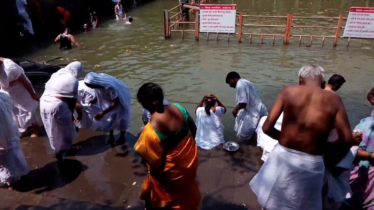 Trimbakeshwar Holy Bath in Godavari River - YouTube