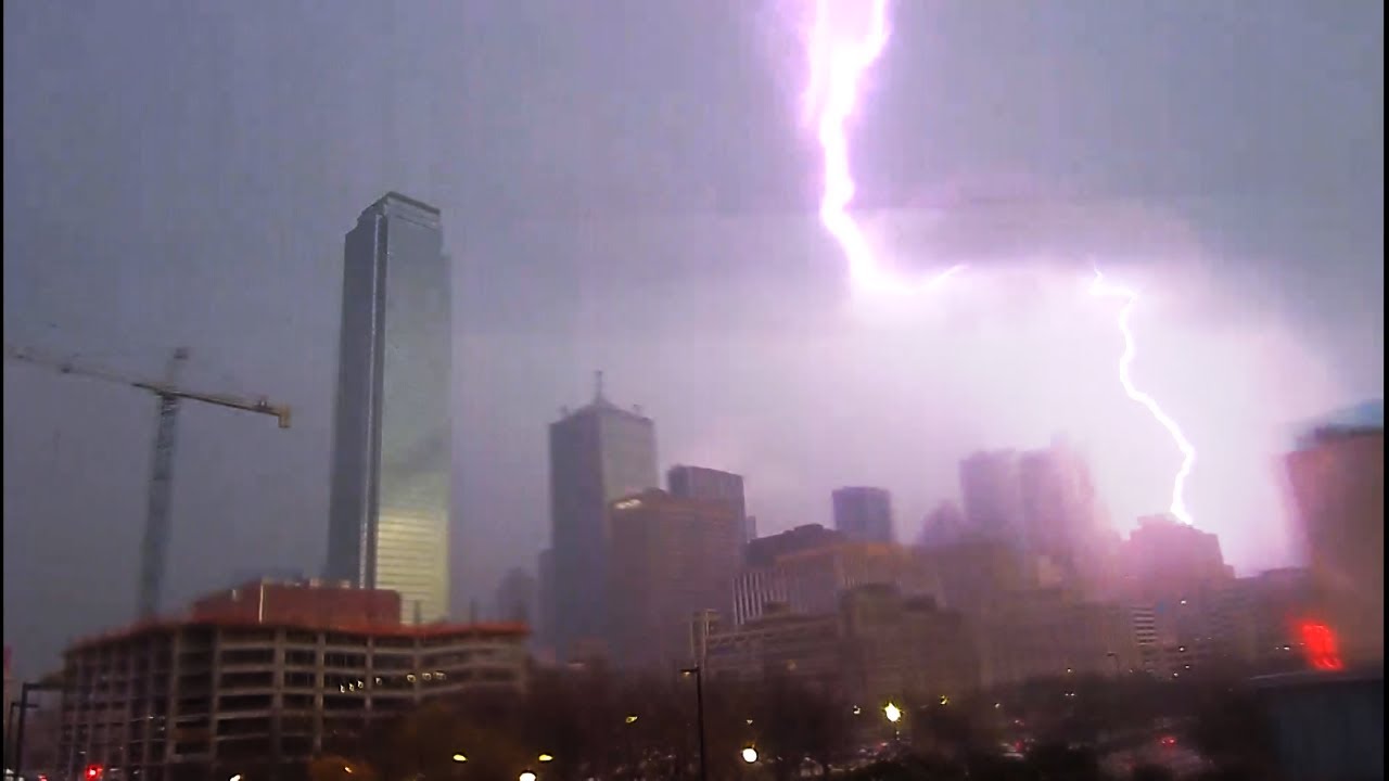 Big lightning strike hits downtown Dallas | DFW weather - YouTube