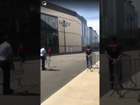 Jul arrive au Vélodrome en twingo - YouTube