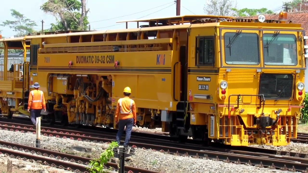 BEGINILAH CARA KERJA KERETA API KUNING SAAT MECOK DI JALUR REL - YouTube