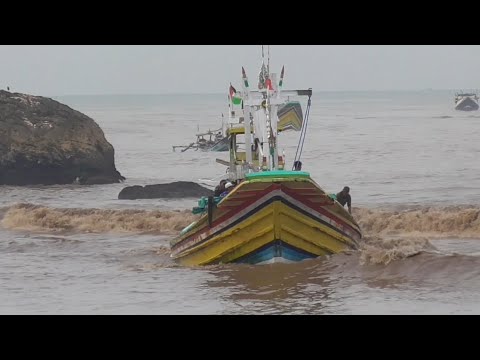 GELOMBANG PALING BAHAYA..PERAHU TERSERET ARUS GELOMBANG DAN OMBAK 1/2 ...
