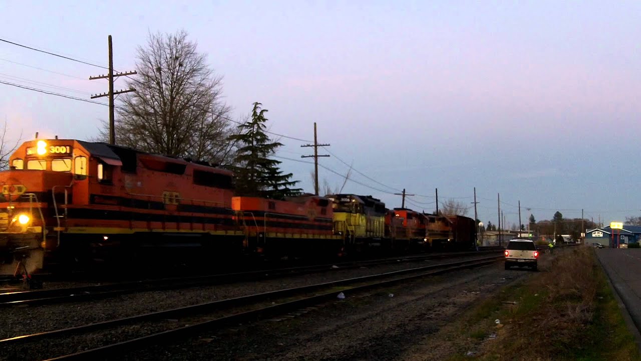 PNWR Freight Rolling into Albany (3-8-12) - YouTube