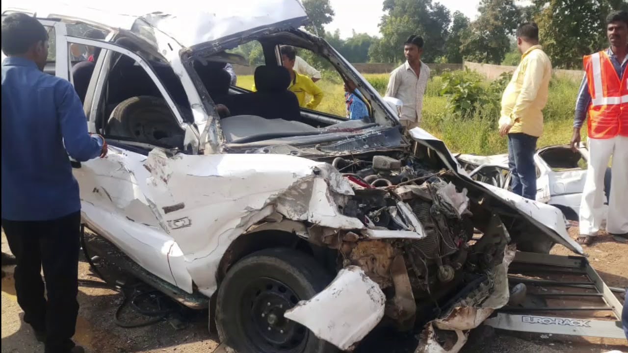 NH-7 पर भीषण भिड़ंत, दो की मौत, 14 घायल - YouTube