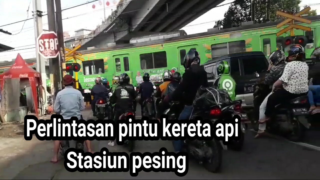 situasi stasiunkereta api | stasiun pesing | pintu kereta api | suasana ...