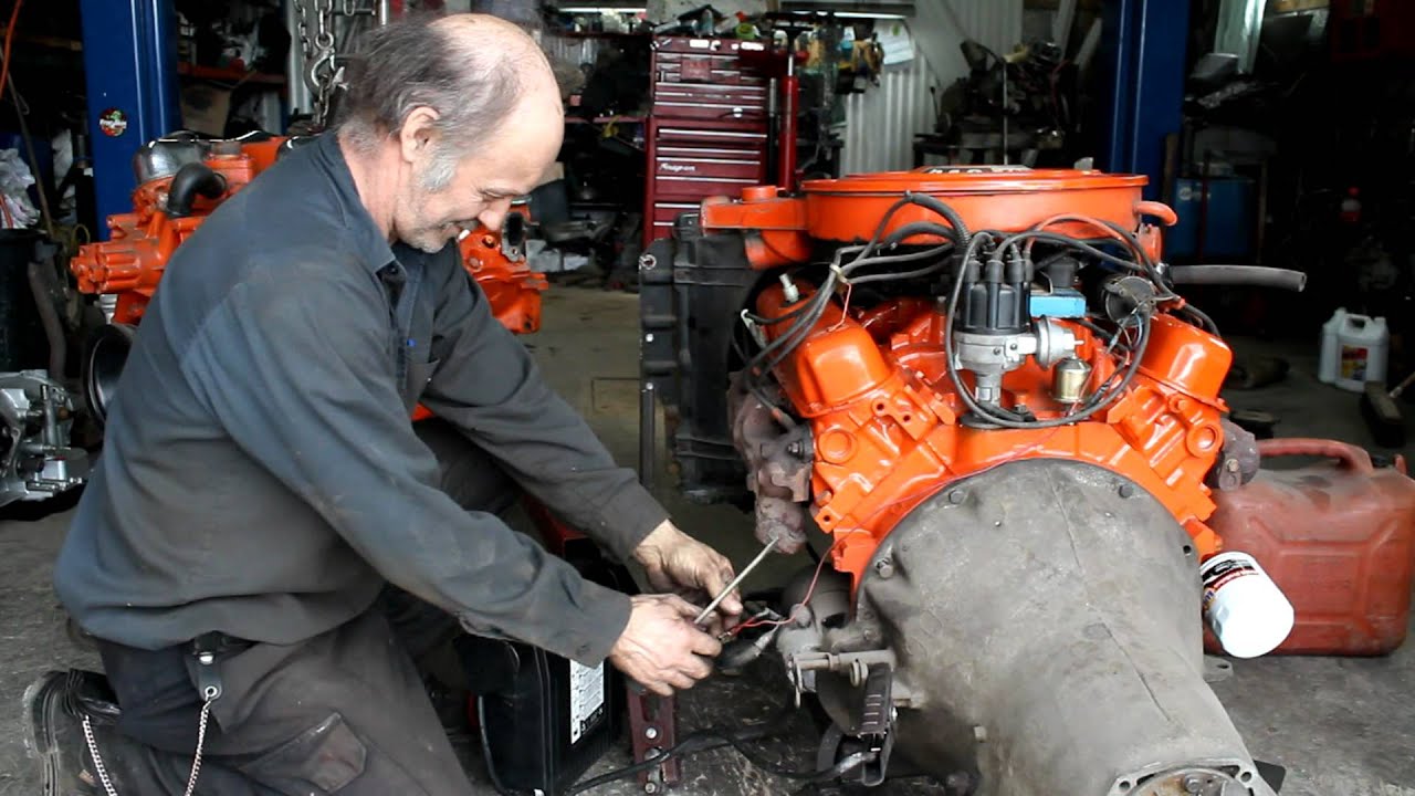 Moteur 340 WEDGE 1971 - YouTube