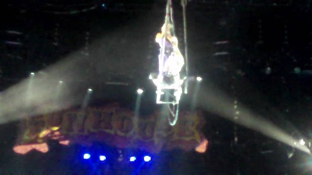 pink live (funhouse tour) brisbane 26th August 09...Sober - YouTube