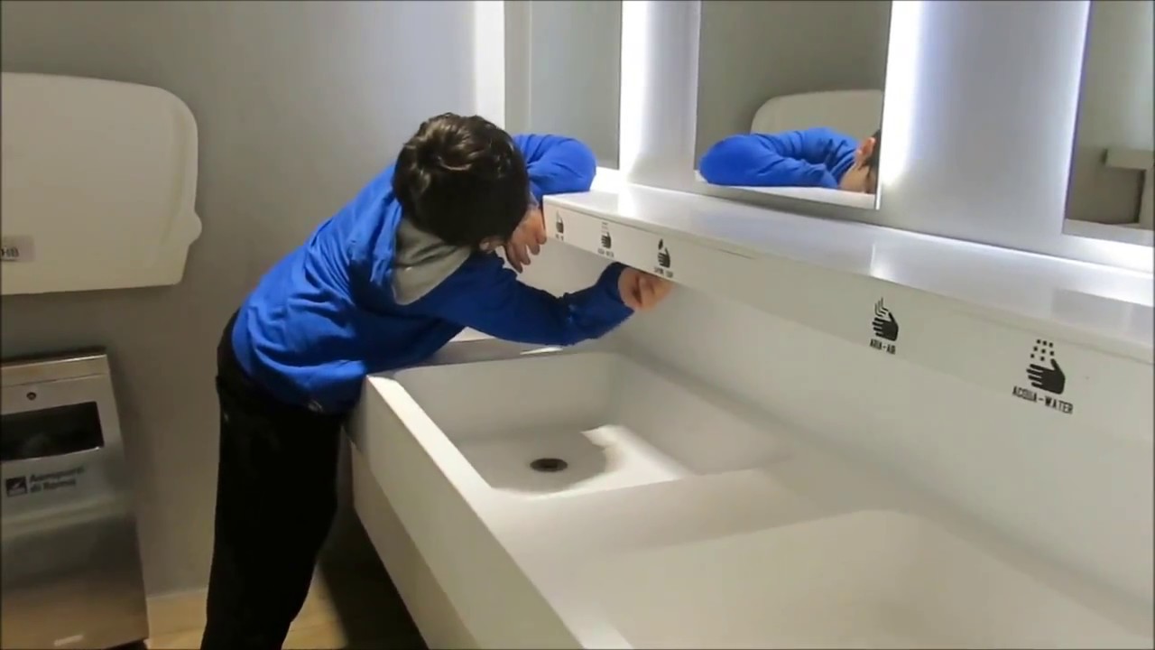 Toilet fail at Fiumicino Airport of Rome - YouTube