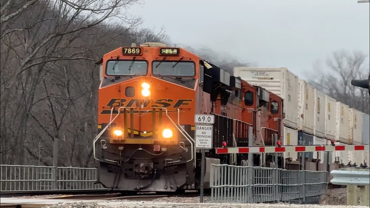 70 mph BNSF Z train flying east w/ H2 Gevo ( Z-STOWSP )!! BNSF Transcon: Emporia sub..12/8/24 ...