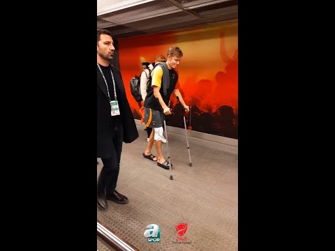 Galatasaray'da Mathias Ross stadyumdan koltuk değnekleri ile ayrıldı (Galatasaray - Ofspor)