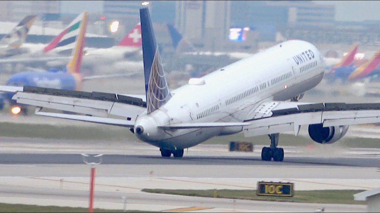 (4K) NEAR TAIL STRIKE!!! United Boeing 757-300 at O'Hare Airport - YouTube