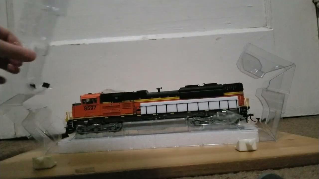 Unboxing Athearn Genesis BNSF SD70ACe - YouTube