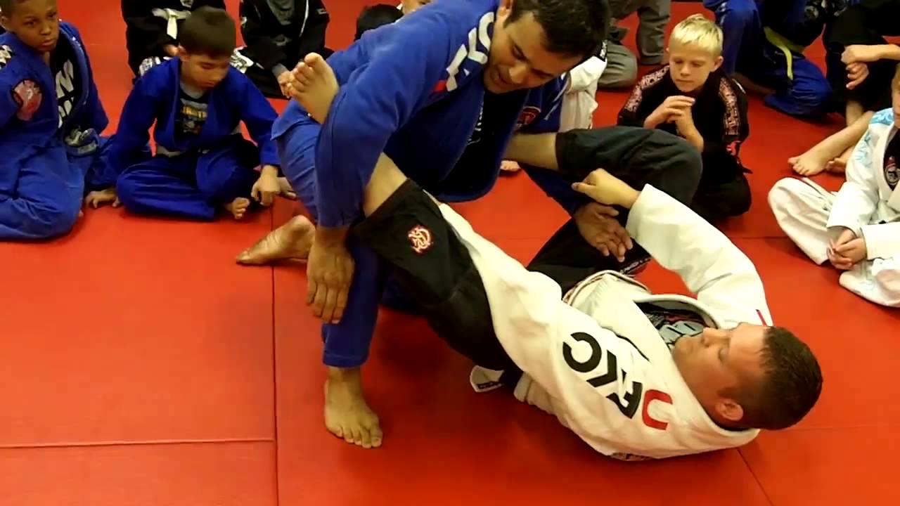 Jiu Jitsu Techniques - Passing The Spider Guard - YouTube
