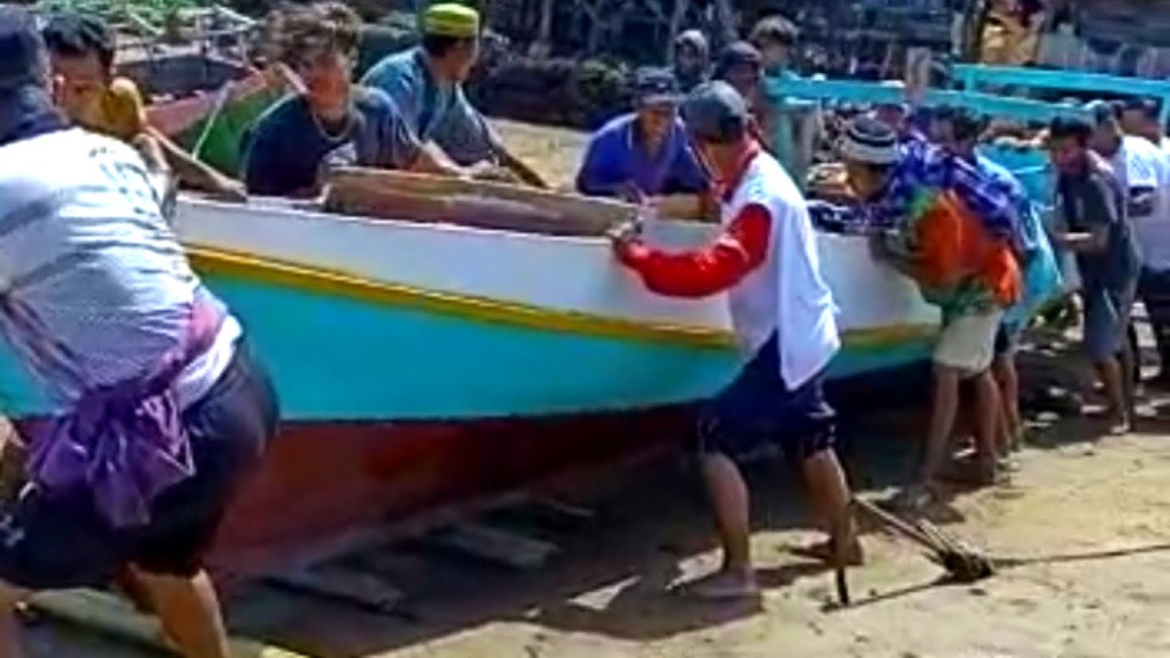 Penurunan bot baru dibantu warga sekitar dan langsung uji coba mesin ke ...