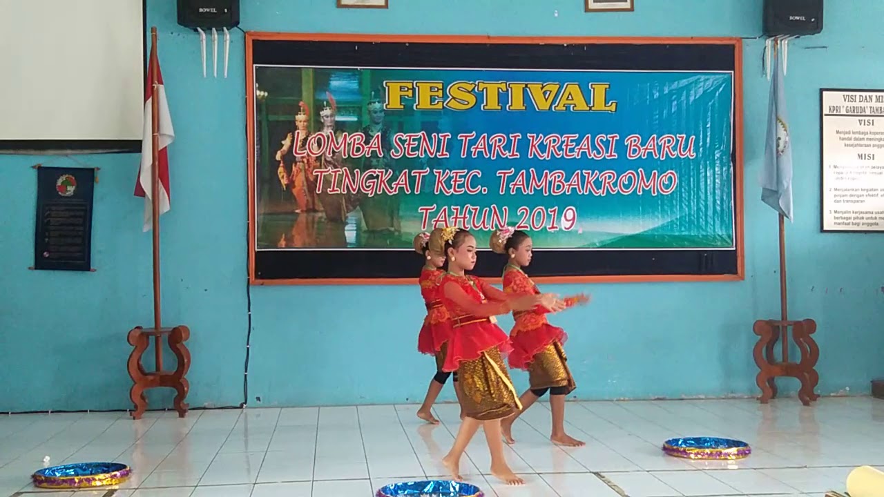 Tari menampi beras sd karangawen - YouTube