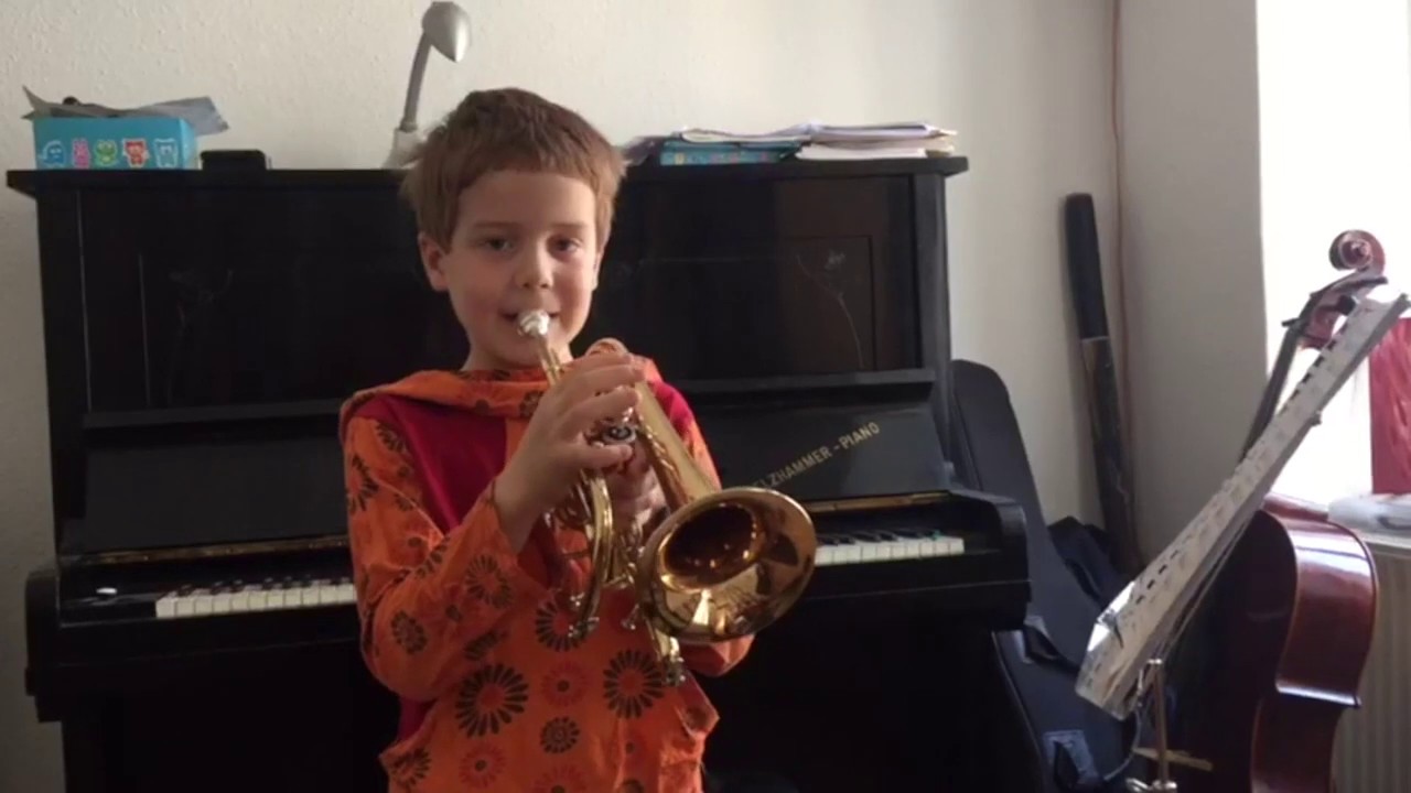 Moritz präsentiert seine Trompete - YouTube