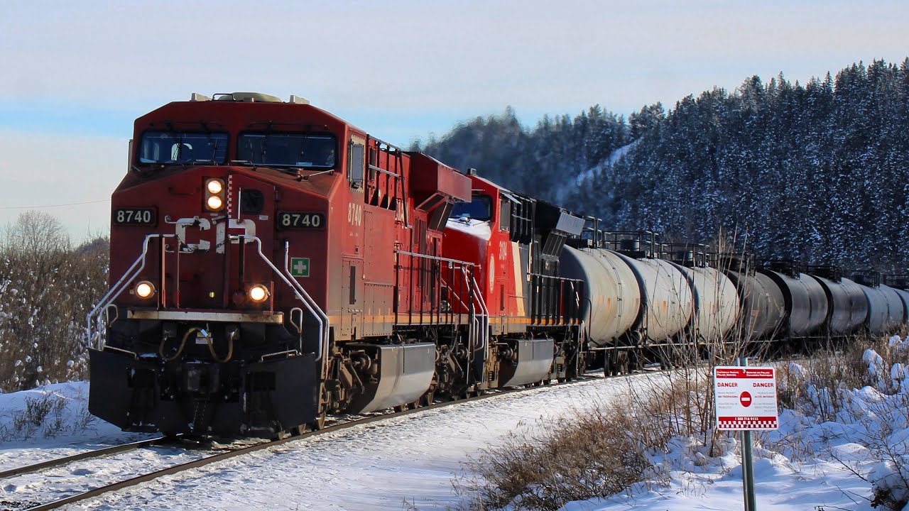 CP freight train with CN ET44AC trailing Westbound at Edworthy Park on ...