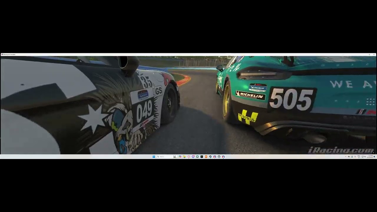 GT4 Ashley Dodgson vs Michael Adams Last Lap Battle - YouTube