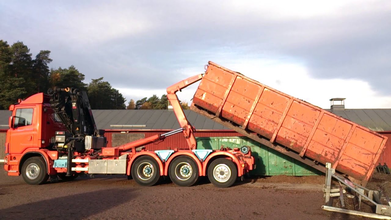 Scania hooklift retrieves a container. - YouTube