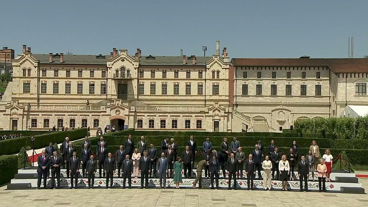 European leaders pose for a group photo at Moldova summit | AFP - YouTube