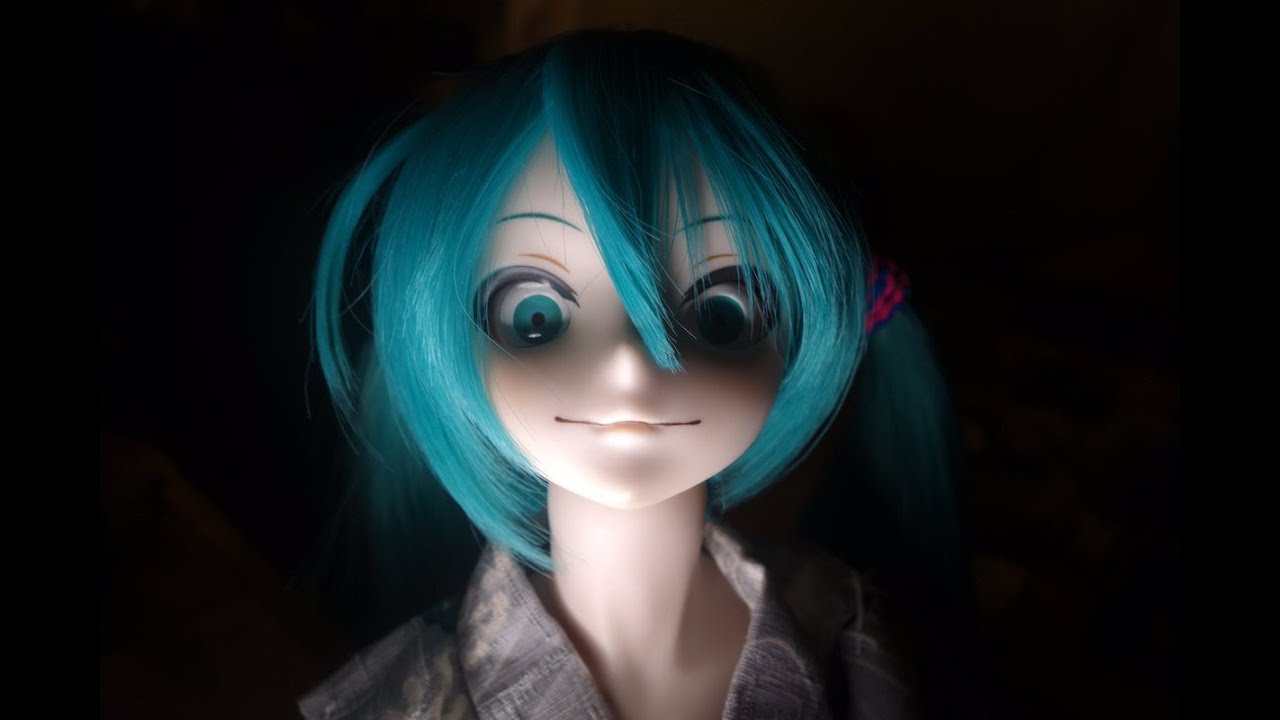 la inquietante Hatsune Miku que te sigue con la mirada - YouTube
