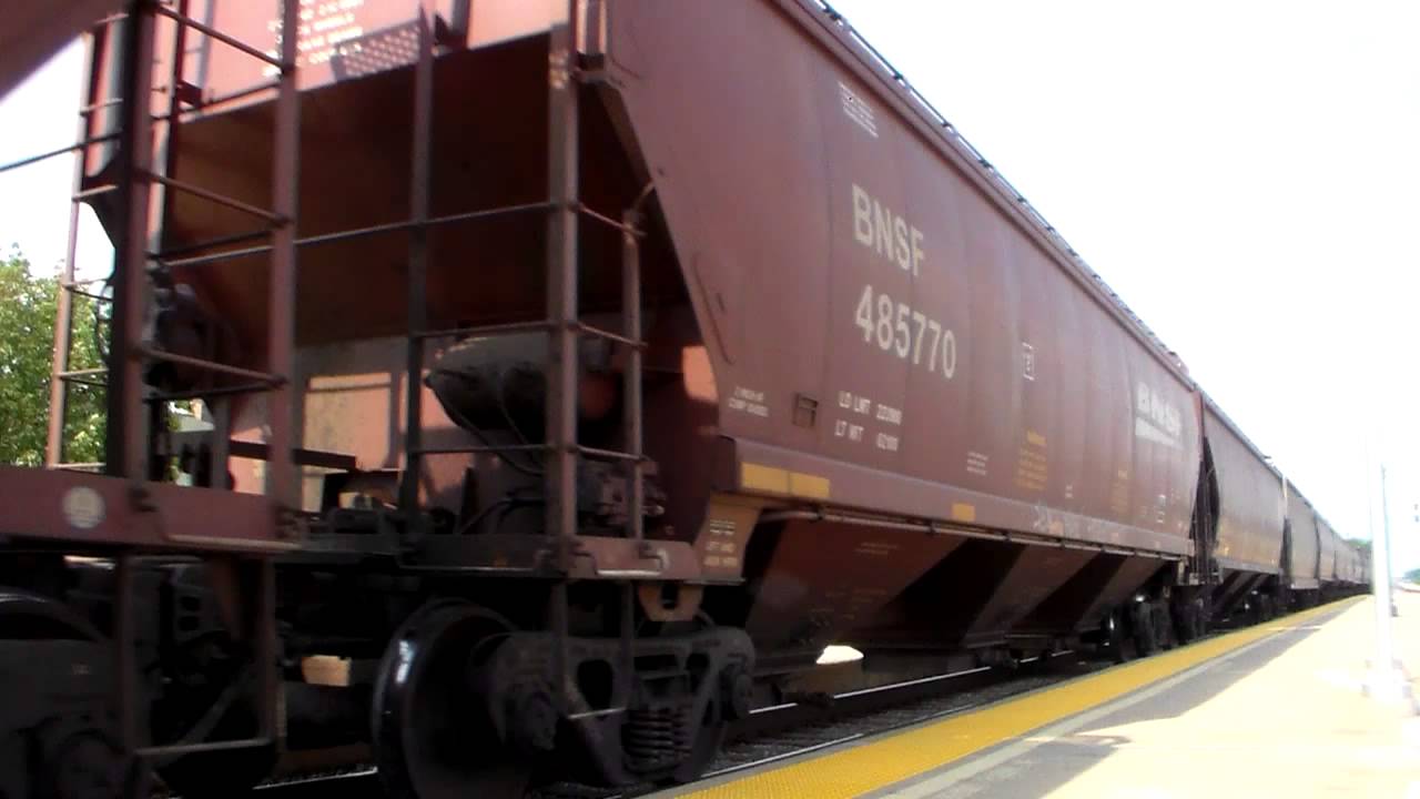 BNSF 7914 leads grain train at Galesburg, Ill. - YouTube