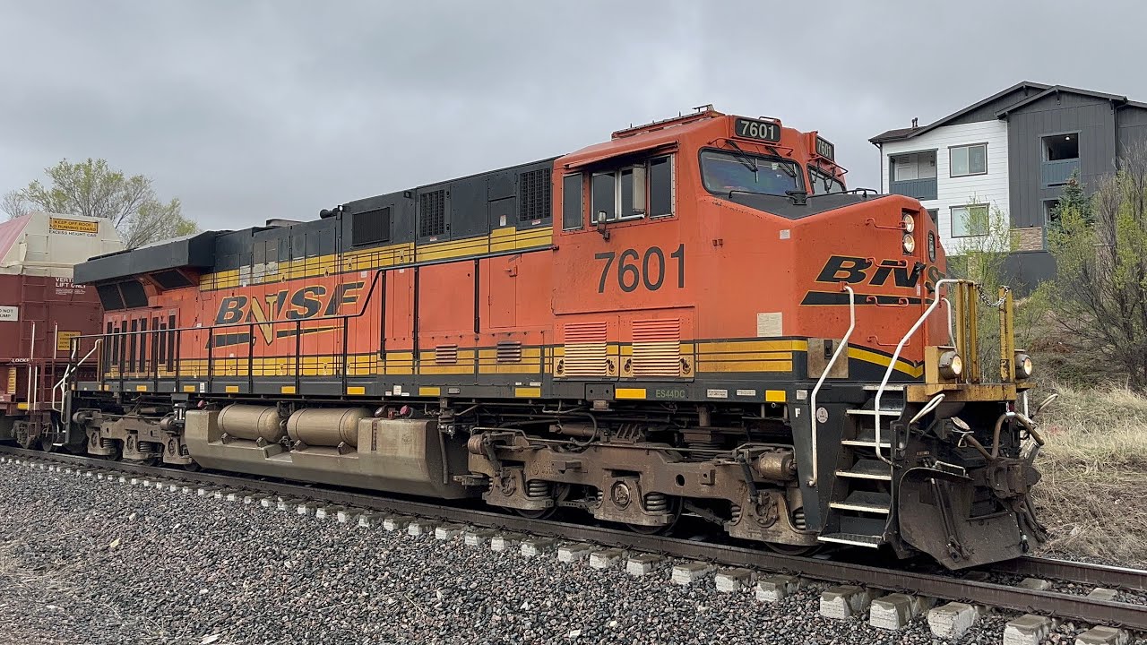 BNSF 7601 leads a NB J train with Boeing parts and 3 737 fuselage’s ...