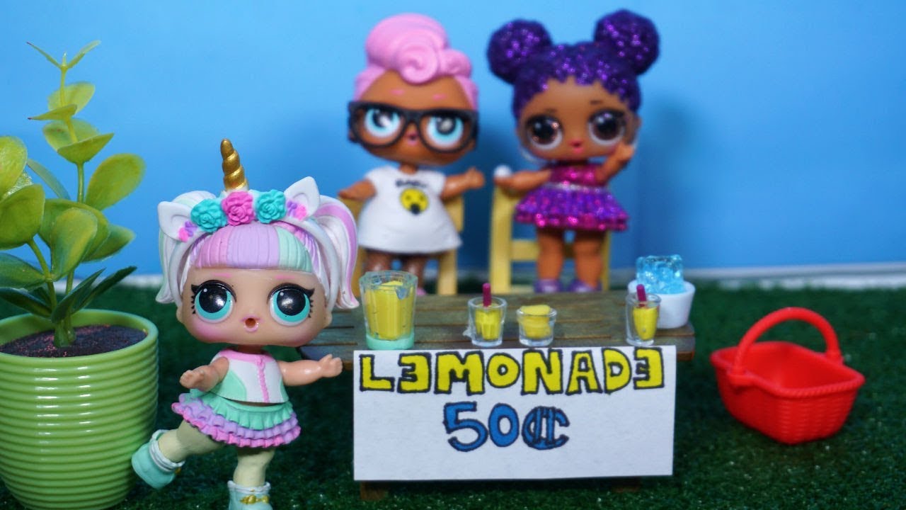 LOL SURPRISE DOLLS Set Up Lemonade Stand To Earn Money! - YouTube