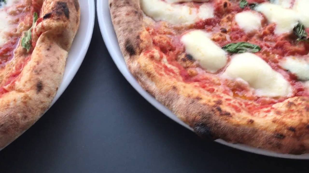 Pizza napoletana-piega a libretto - YouTube