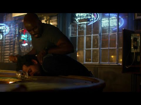 Jessica y Luke Cage Vs El Grupo de Andre (Pelea en el Bar) | JESSICA JONES 1x02-Latino