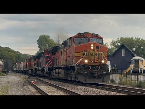 BNSF 8461,8765,9171,9581, 8891,5463,4056,7349,6560,6540,5402, NS & FXE, Parkville MO (9/16/22 ...